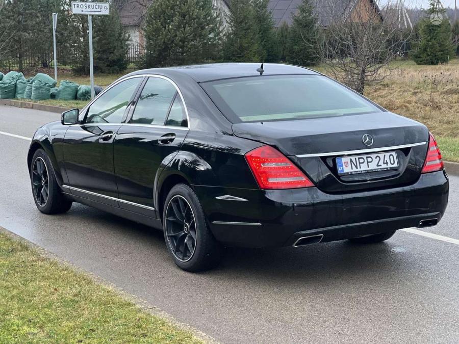 Black Mercedes-Benz S 350 2010 in Mazeikiai, with an engine capacity of 2.99 L and mileage of 290 thousand km for 6700 €, photo 7 on AUTOMOTO.COM.LV