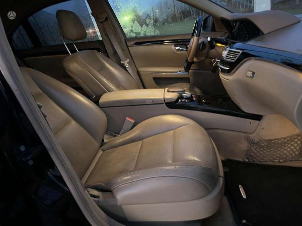 Black Mercedes-Benz S 350 2010 in Mazeikiai, with an engine capacity of 2.99 L and mileage of 290 thousand km for 6999 €, photo 11 on AUTOMOTO.COM.LV