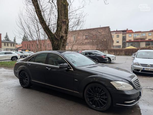 Black Mercedes-Benz S 350 2010 in Klaipeda, with an engine capacity of 3.00 L and mileage of 430 thousand km for 7400 €, photo 6 on AUTOMOTO.COM.LV