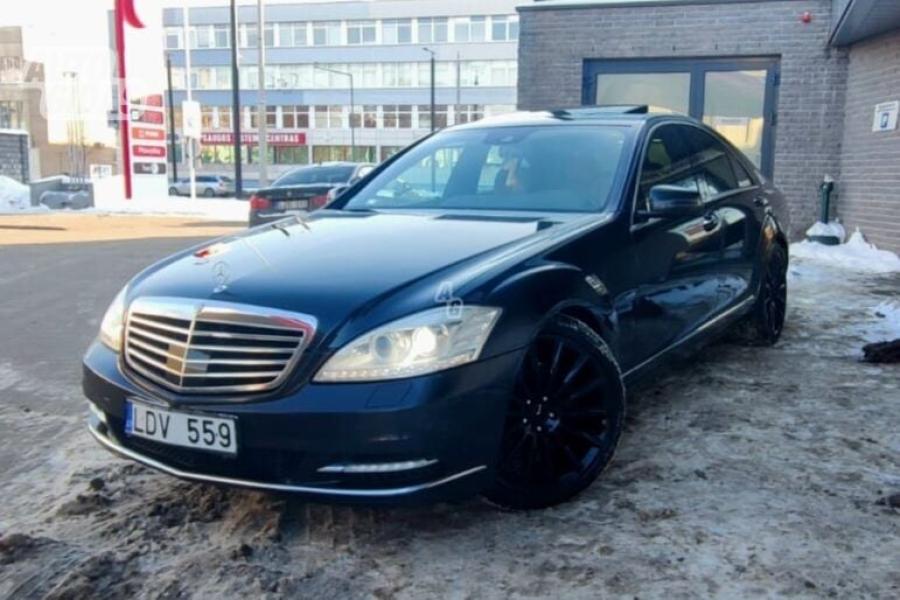 Melns Mercedes-Benz S 350 2010 Viļņa, ar dzinēja tilpumu 3.00 L un nobraukumu 400 tūkst. km par 7300 €, foto 1 vietnē AUTOMOTO.COM.LV