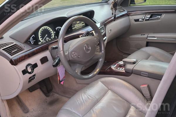 Черный Мерседес С 350 2010 в Рига, объемом двигателя 3.00 л и пробегом 410 тыс. км за 8800 €, фото 2 на AUTOMOTO.COM.LV