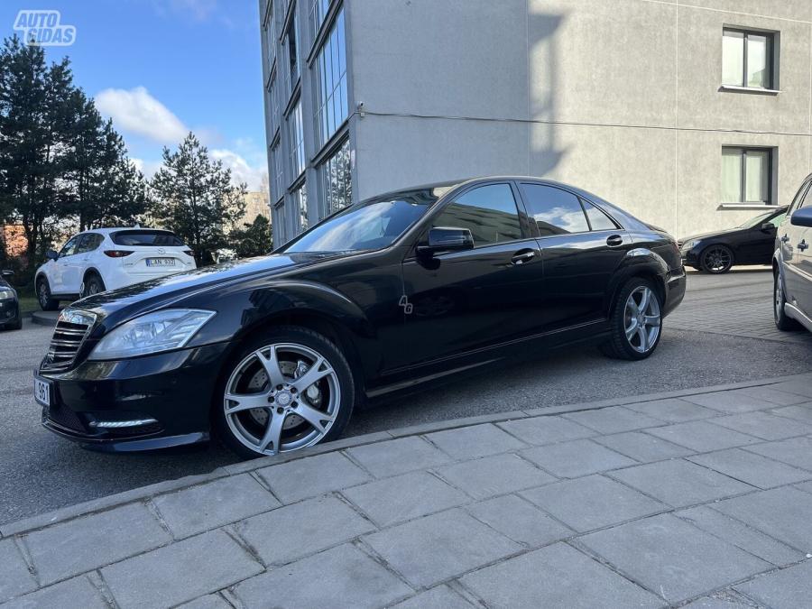 Black Mercedes-Benz S 350 2010 in Vilnius, with an engine capacity of 3.00 L and mileage of 343 thousand km for 9700 €, photo 1 on AUTOMOTO.COM.LV