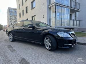 Black Mercedes-Benz S 350 2010 in Vilnius, with an engine capacity of 3.00 L and mileage of 343 thousand km for 9700 €, photo 3 on AUTOMOTO.COM.LV