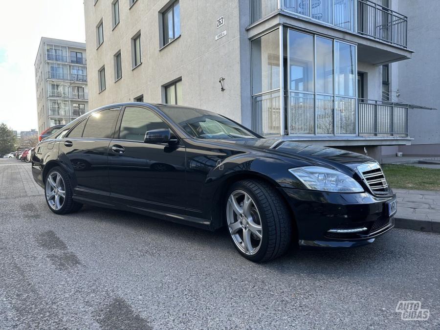 Black Mercedes-Benz S 350 2010 in Vilnius, with an engine capacity of 3.00 L and mileage of 343 thousand km for 9700 €, photo 3 on AUTOMOTO.COM.LV