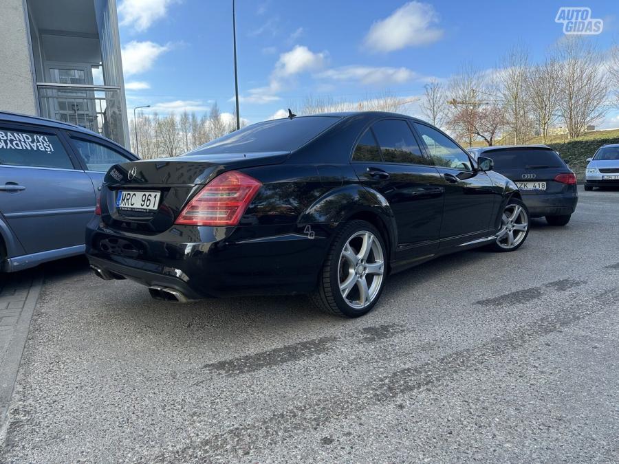 Black Mercedes-Benz S 350 2010 in Vilnius, with an engine capacity of 3.00 L and mileage of 343 thousand km for 9700 €, photo 4 on AUTOMOTO.COM.LV