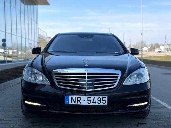 Black Mercedes-Benz S 350 2010 in Rezekne, with an engine capacity of 3.00 L and mileage of 303 thousand km for 8990 €, photo 1 on AUTOMOTO.COM.LV