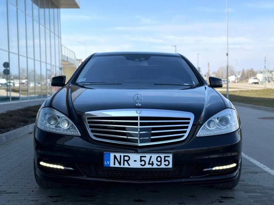 Melns Mercedes-Benz S 350 2010 Rēzekne, ar dzinēja tilpumu 3.00 L un nobraukumu 303 tūkst. km par 8990 €, foto 1 vietnē AUTOMOTO.COM.LV