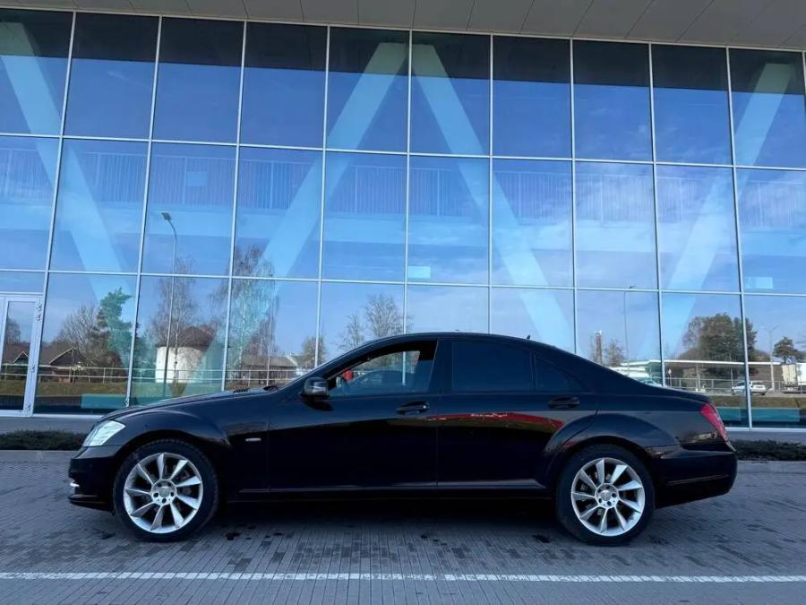 Melns Mercedes-Benz S 350 2010 Rēzekne, ar dzinēja tilpumu 3.00 L un nobraukumu 303 tūkst. km par 8990 €, foto 3 vietnē AUTOMOTO.COM.LV