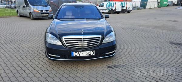 Черный Мерседес С 350 2010 в Рига, объемом двигателя 3.00 л и пробегом 500 тыс. км за 9500 €, фото 1 на AUTOMOTO.COM.LV