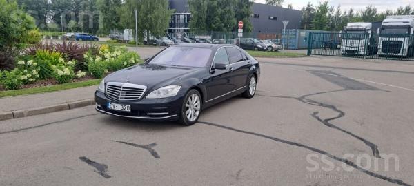 Черный Мерседес С 350 2010 в Рига, объемом двигателя 3.00 л и пробегом 500 тыс. км за 8000 €, фото 1 на AUTOMOTO.COM.LV