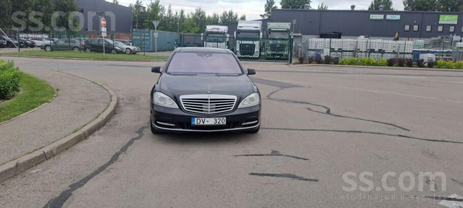Черный Мерседес С 350 2010 в Рига, объемом двигателя 3.00 л и пробегом 500 тыс. км за 8000 €, фото 3 на AUTOMOTO.COM.LV