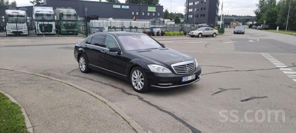 Черный Мерседес С 350 2010 в Рига, объемом двигателя 3.00 л и пробегом 500 тыс. км за 8000 €, фото 4 на AUTOMOTO.COM.LV