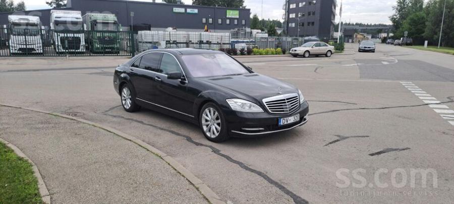 Черный Мерседес С 350 2010 в Рига, объемом двигателя 3.00 л и пробегом 500 тыс. км за 8000 €, фото 4 на AUTOMOTO.COM.LV