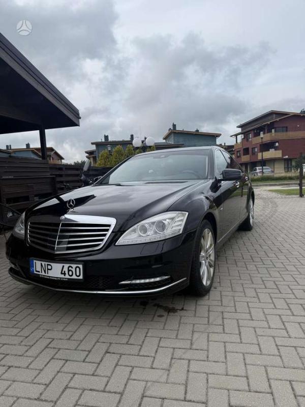 Black Mercedes-Benz S 350 2010 in Palanga, with an engine capacity of 2.99 L and mileage of 383 thousand km for 8777 €, photo 1 on AUTOMOTO.COM.LV
