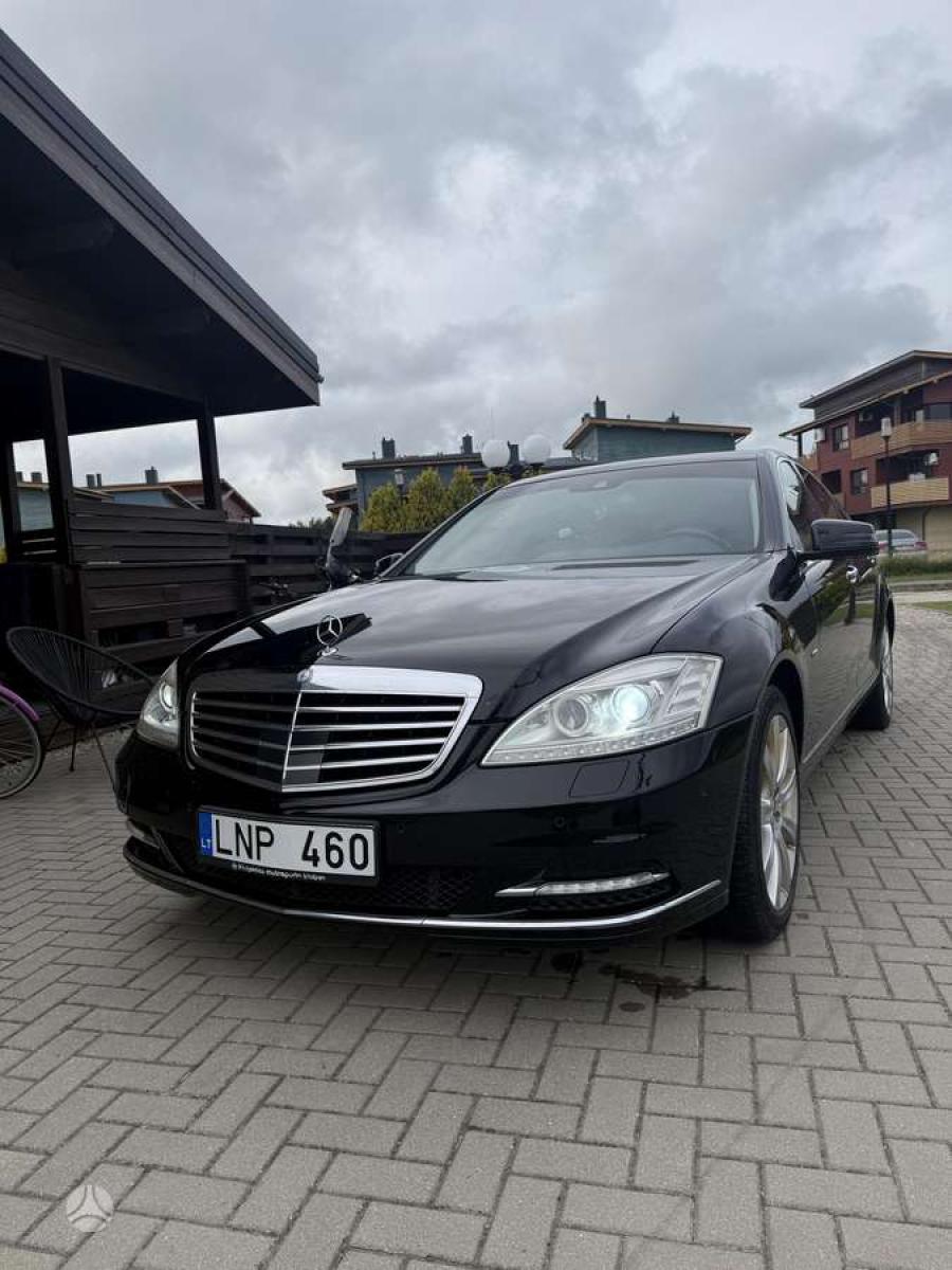 Black Mercedes-Benz S 350 2010 in Palanga, with an engine capacity of 2.99 L and mileage of 383 thousand km for 8777 €, photo 3 on AUTOMOTO.COM.LV