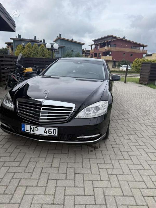 Black Mercedes-Benz S 350 2010 in Palanga, with an engine capacity of 2.99 L and mileage of 383 thousand km for 8777 €, photo 3 on AUTOMOTO.COM.LV
