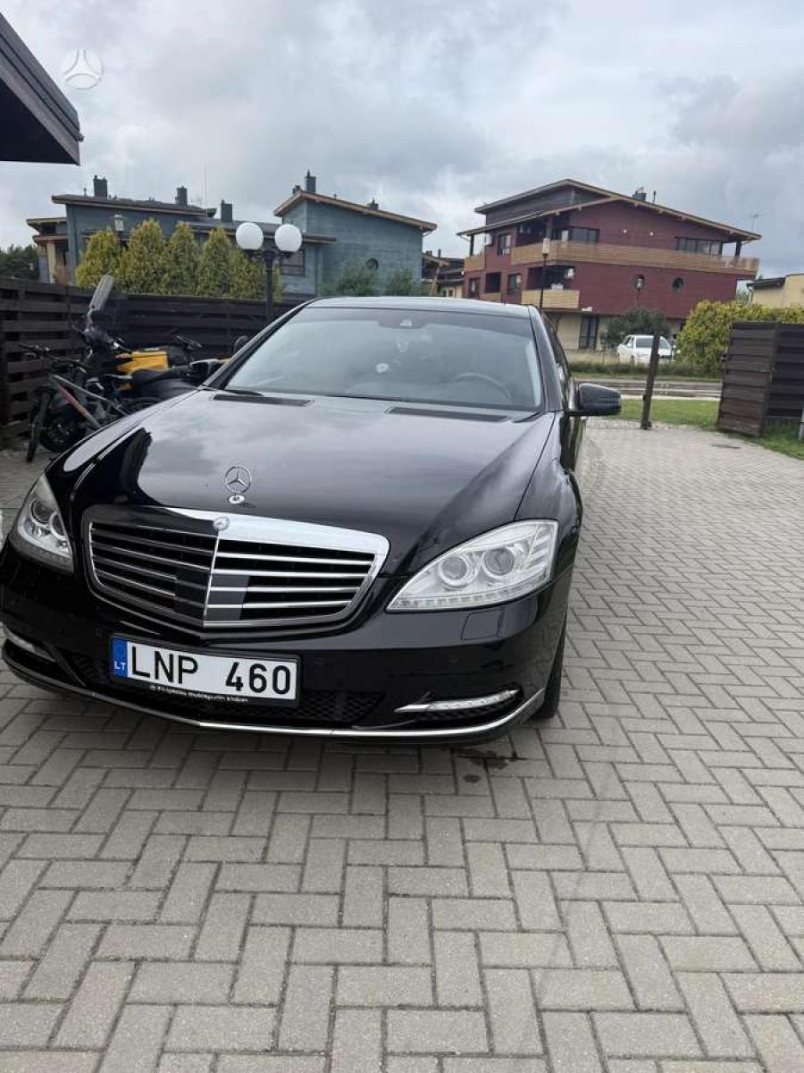 Black Mercedes-Benz S 350 2010 in Palanga, with an engine capacity of 2.99 L and mileage of 383 thousand km for 8777 €, photo 4 on AUTOMOTO.COM.LV