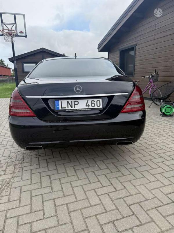 Black Mercedes-Benz S 350 2010 in Palanga, with an engine capacity of 2.99 L and mileage of 383 thousand km for 8777 €, photo 4 on AUTOMOTO.COM.LV
