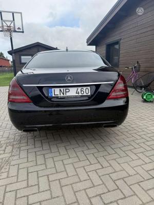 Black Mercedes-Benz S 350 2010 in Palanga, with an engine capacity of 2.99 L and mileage of 383 thousand km for 8777 €, photo 5 on AUTOMOTO.COM.LV