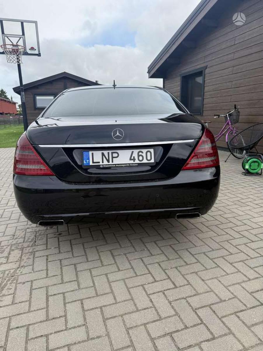 Black Mercedes-Benz S 350 2010 in Palanga, with an engine capacity of 2.99 L and mileage of 383 thousand km for 8777 €, photo 5 on AUTOMOTO.COM.LV