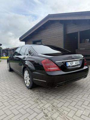 Black Mercedes-Benz S 350 2010 in Palanga, with an engine capacity of 2.99 L and mileage of 383 thousand km for 8777 €, photo 7 on AUTOMOTO.COM.LV