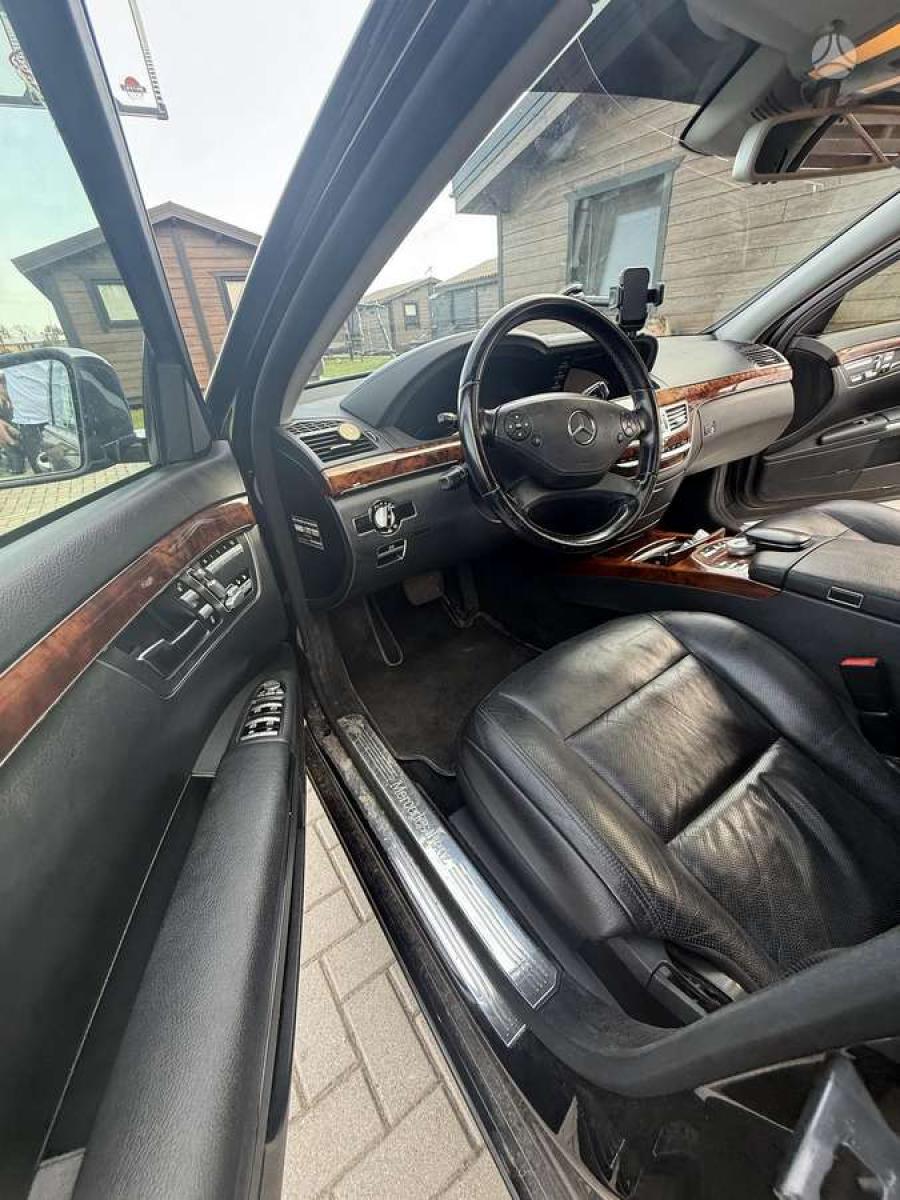 Black Mercedes-Benz S 350 2010 in Palanga, with an engine capacity of 2.99 L and mileage of 383 thousand km for 8777 €, photo 9 on AUTOMOTO.COM.LV