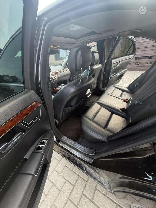 Black Mercedes-Benz S 350 2010 in Palanga, with an engine capacity of 2.99 L and mileage of 383 thousand km for 8777 €, photo 9 on AUTOMOTO.COM.LV