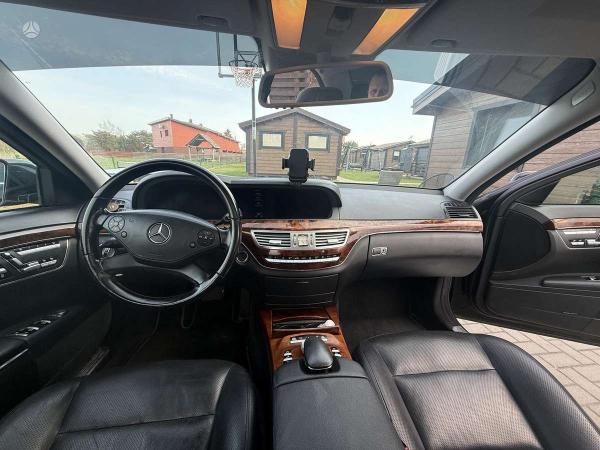 Black Mercedes-Benz S 350 2010 in Palanga, with an engine capacity of 2.99 L and mileage of 383 thousand km for 8777 €, photo 10 on AUTOMOTO.COM.LV