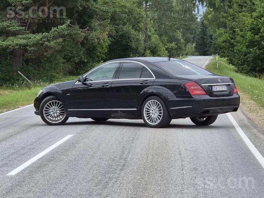 Черный Мерседес С 350 2010 в Рига, объемом двигателя 3.00 л и пробегом 225 тыс. км за 10000 €, фото 1 на AUTOMOTO.COM.LV