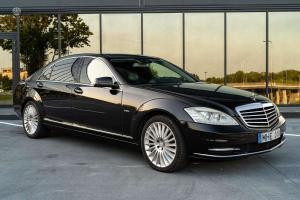 Melns Mercedes-Benz S 350 2010 Klaipėda, ar dzinēja tilpumu 2.99 L un nobraukumu 363 tūkst. km par 8100 €, foto  vietnē AUTOMOTO.COM.LV