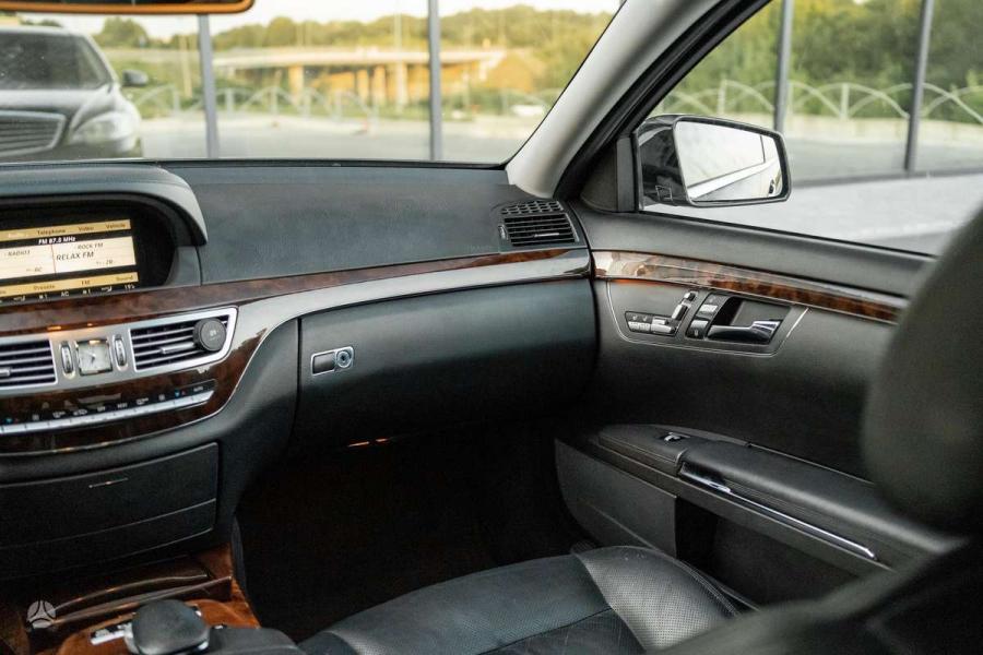 Melns Mercedes-Benz S 350 2010 Klaipėda, ar dzinēja tilpumu 2.99 L un nobraukumu 363 tūkst. km par 8100 €, foto 16 vietnē AUTOMOTO.COM.LV
