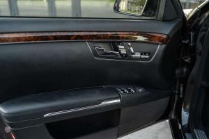 Melns Mercedes-Benz S 350 2010 Klaipėda, ar dzinēja tilpumu 2.99 L un nobraukumu 363 tūkst. km par 8100 €, foto 38 vietnē AUTOMOTO.COM.LV
