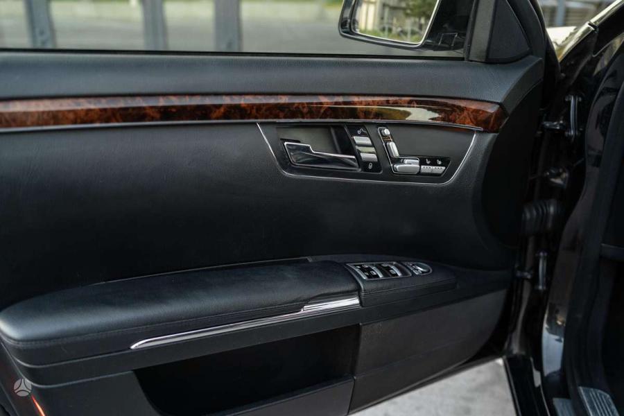 Melns Mercedes-Benz S 350 2010 Klaipėda, ar dzinēja tilpumu 2.99 L un nobraukumu 363 tūkst. km par 8100 €, foto 38 vietnē AUTOMOTO.COM.LV