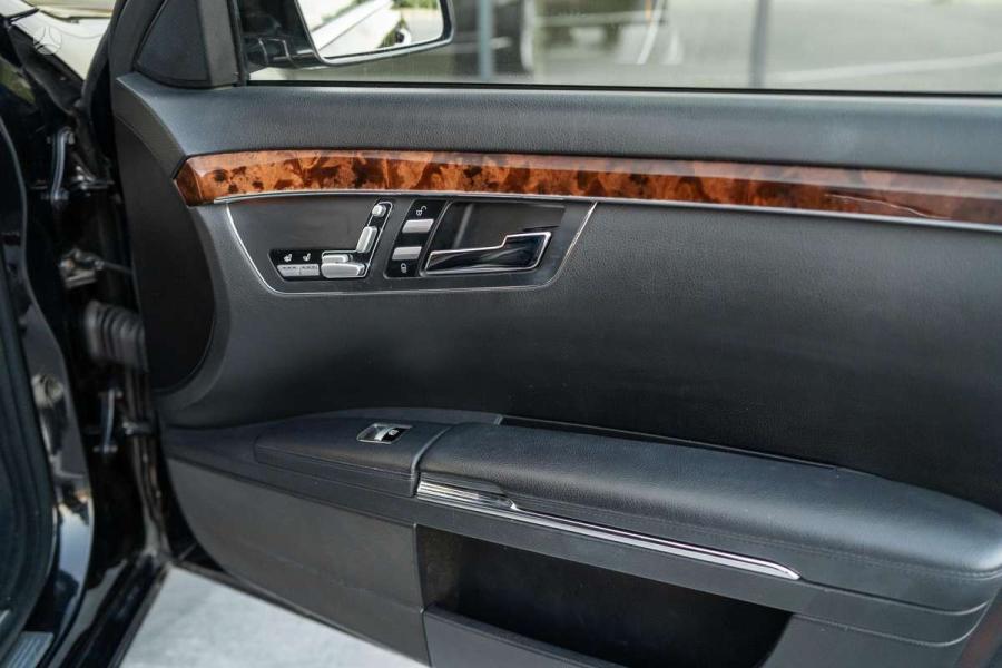 Melns Mercedes-Benz S 350 2010 Klaipėda, ar dzinēja tilpumu 2.99 L un nobraukumu 363 tūkst. km par 8100 €, foto 46 vietnē AUTOMOTO.COM.LV