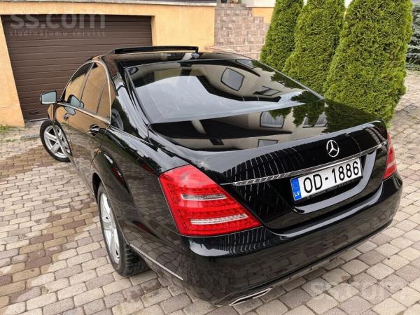 Black Mercedes-Benz S 350 2010 in Riga, with an engine capacity of 3.00 L and mileage of 298 thousand km for 10300 €, photo 5 on AUTOMOTO.COM.LV