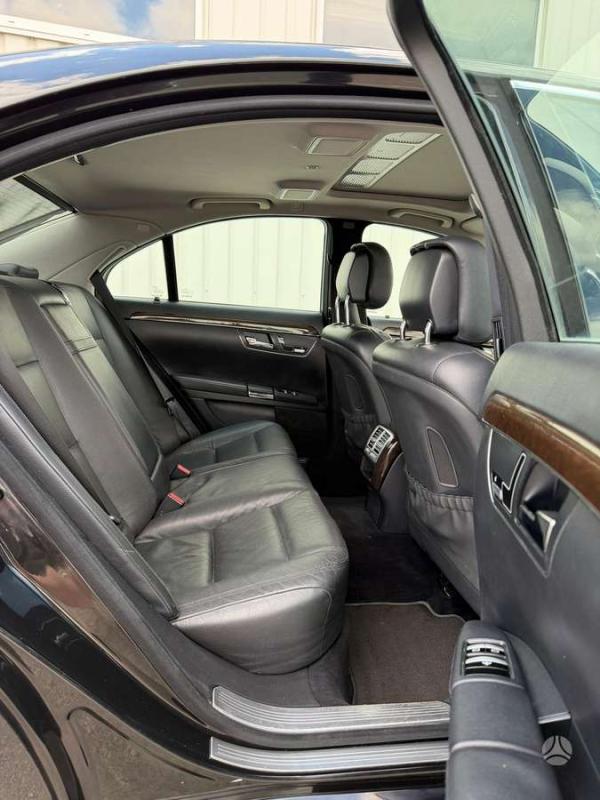 Mercedes-Benz S 350 2010 in Marijampole on AUTOMOTO.COM.LV Black Mercedes-Benz S 350 2010 in Marijampole, with an engine capacity of 2.99 L and mileage of 320 thousand km for 10999 €, photo 10 on AUTOMOTO.COM.LV