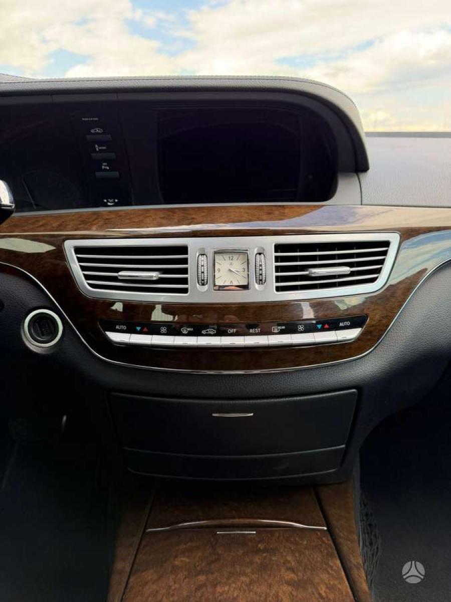 Melns Mercedes-Benz S 350 2010 Marijampole, ar dzinēja tilpumu 2.99 L un nobraukumu 320 tūkst. km par 10999 €, foto 39 vietnē AUTOMOTO.COM.LV
