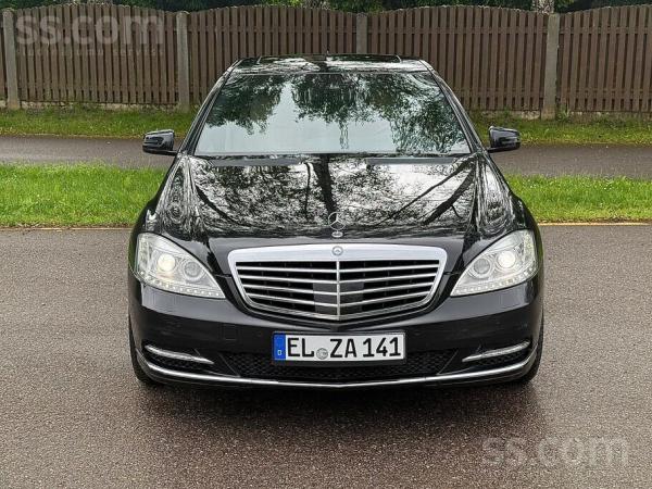 Black Mercedes-Benz S 350 2011 in Riga, with an engine capacity of 3.00 L and mileage of 270 thousand km for 12488 €, photo 1 on AUTOMOTO.COM.LV
