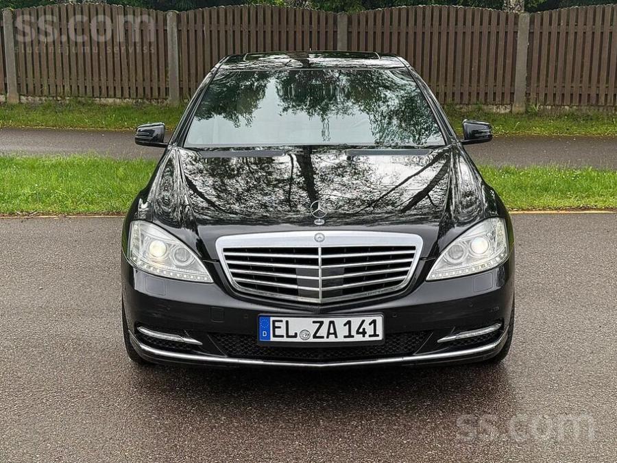 Black Mercedes-Benz S 350 2011 in Riga, with an engine capacity of 3.00 L and mileage of 270 thousand km for 12488 €, photo 1 on AUTOMOTO.COM.LV