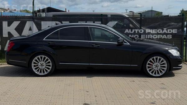 Black Mercedes-Benz S 350 2011 in Liepaja, with an engine capacity of 3.00 L and mileage of 353 thousand km for 10950 €, photo 3 on AUTOMOTO.COM.LV