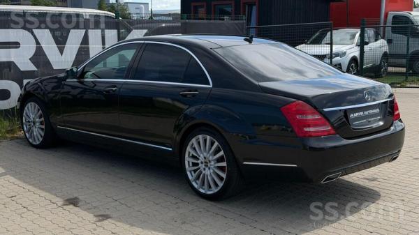 Black Mercedes-Benz S 350 2011 in Liepaja, with an engine capacity of 3.00 L and mileage of 353 thousand km for 10950 €, photo 6 on AUTOMOTO.COM.LV
