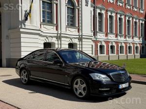 Черный Мерседес С 350 2011 в Елгава, объемом двигателя 3.00 л и пробегом 281 тыс. км за 10000 €, фото  на AUTOMOTO.COM.LV