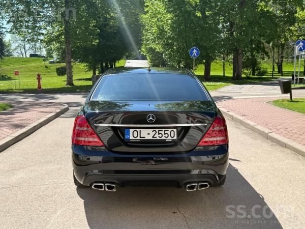 Черный Мерседес С 350 2011 в Елгава, объемом двигателя 3.00 л и пробегом 281 тыс. км за 10000 €, фото 4 на AUTOMOTO.COM.LV