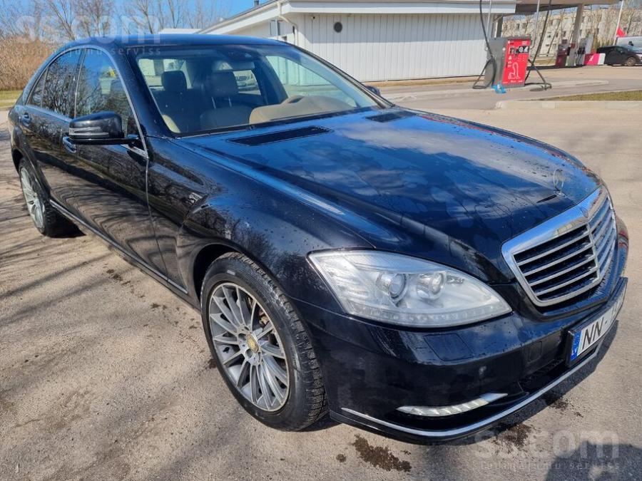 Черный Мерседес С 350 2011 в Рига, объемом двигателя 3.00 л и пробегом 299 тыс. км за 8500 €, фото 1 на AUTOMOTO.COM.LV