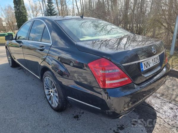 Black Mercedes-Benz S 350 2011 in Riga, with an engine capacity of 3.00 L and mileage of 299 thousand km for 8500 €, photo 3 on AUTOMOTO.COM.LV