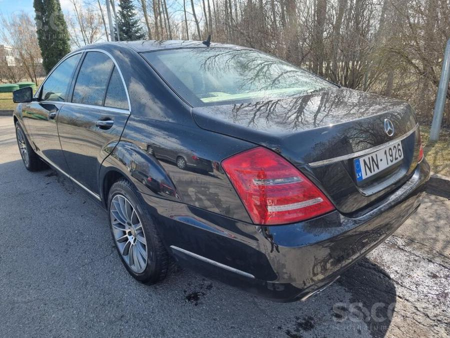 Черный Мерседес С 350 2011 в Рига, объемом двигателя 3.00 л и пробегом 299 тыс. км за 8500 €, фото 4 на AUTOMOTO.COM.LV