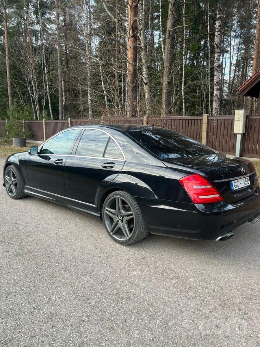Black Mercedes-Benz S 350 2011 in Riga, with an engine capacity of 3.00 L and mileage of 365 thousand km for 10500 €, photo 1 on AUTOMOTO.COM.LV