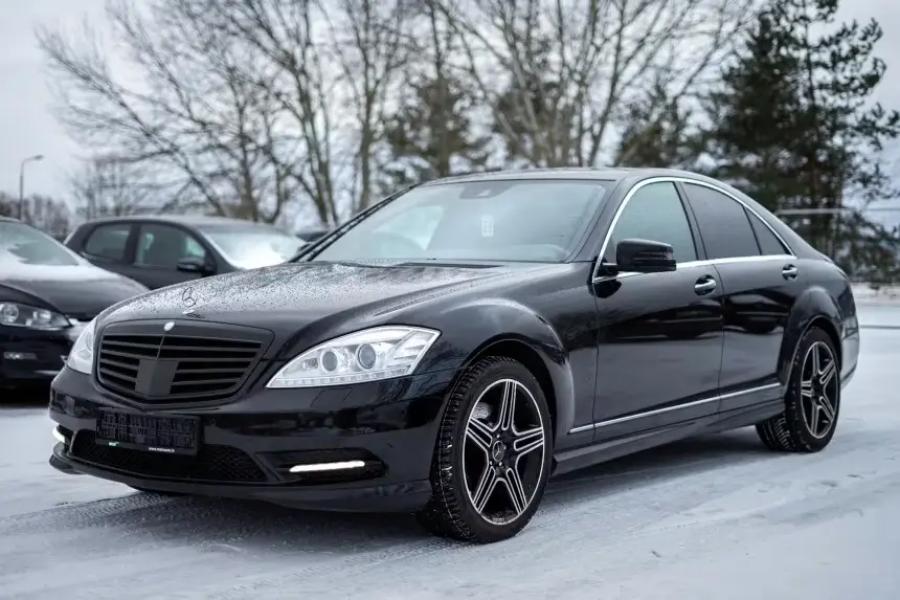 Черный Мерседес С 350 2011 в Лиепая, объемом двигателя 3.00 л и пробегом 240 тыс. км за 16800 €, фото 1 на AUTOMOTO.COM.LV