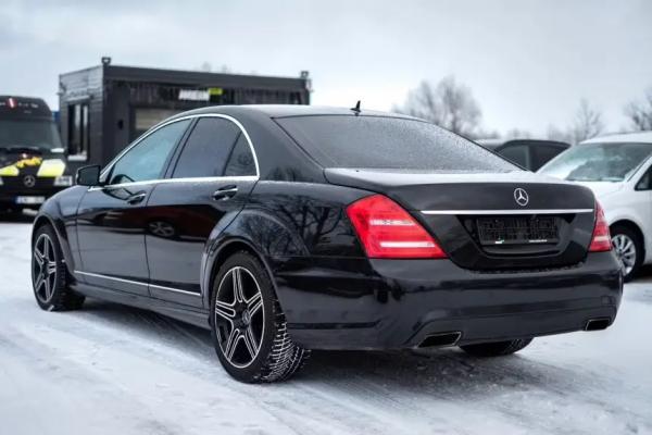 Black Mercedes-Benz S 350 2011 in Liepaja, with an engine capacity of 3.00 L and mileage of 240 thousand km for 16800 €, photo 2 on AUTOMOTO.COM.LV