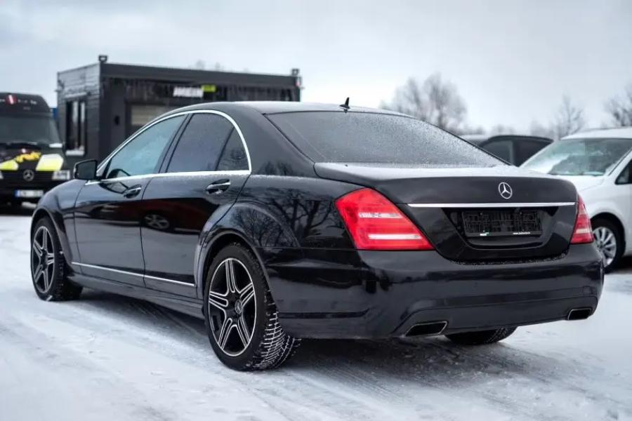 Черный Мерседес С 350 2011 в Лиепая, объемом двигателя 3.00 л и пробегом 240 тыс. км за 16800 €, фото 3 на AUTOMOTO.COM.LV